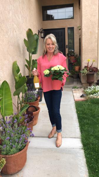 About – Angie Mangie